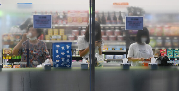 소비자 편의성 높이는 편의점‧‧‧CU ‘외국인 소통’‧GS25 ‘ESG 강화’